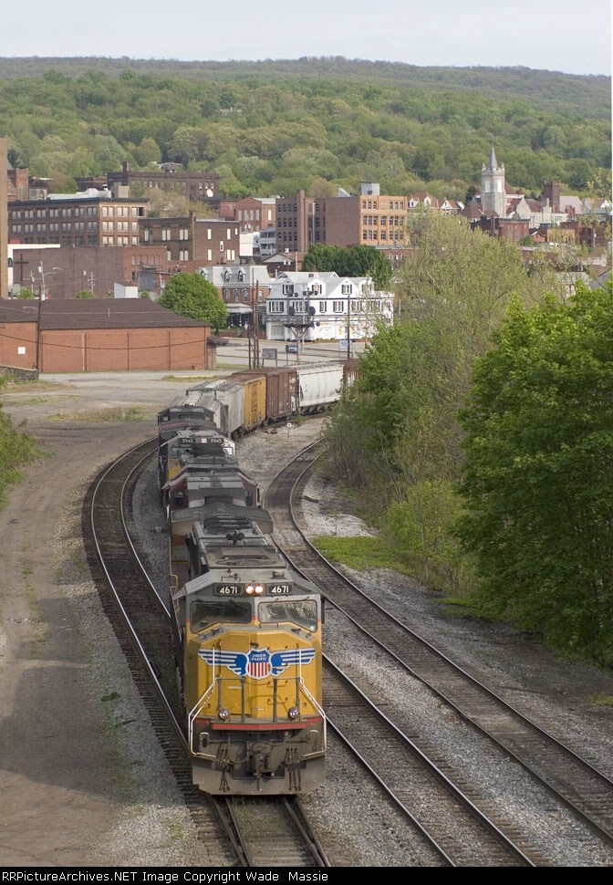 UP 4671 westbound with Q359